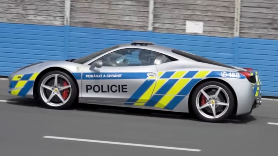 チェコ警察 犯罪者から押収したフェラーリを特別チームに加える - KWP News／九州と世界のニュース