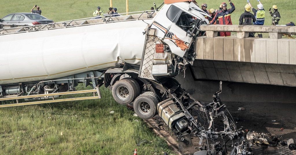 バスと現金輸送車が正面衝突、80人死傷 南ア - KWP News／九州と世界のニュース